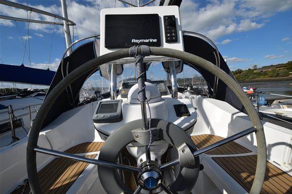 Legend 33 | Waypoint Yachtbrokers