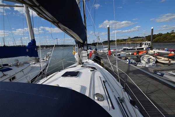 Legend 33 | Waypoint Yachtbrokers